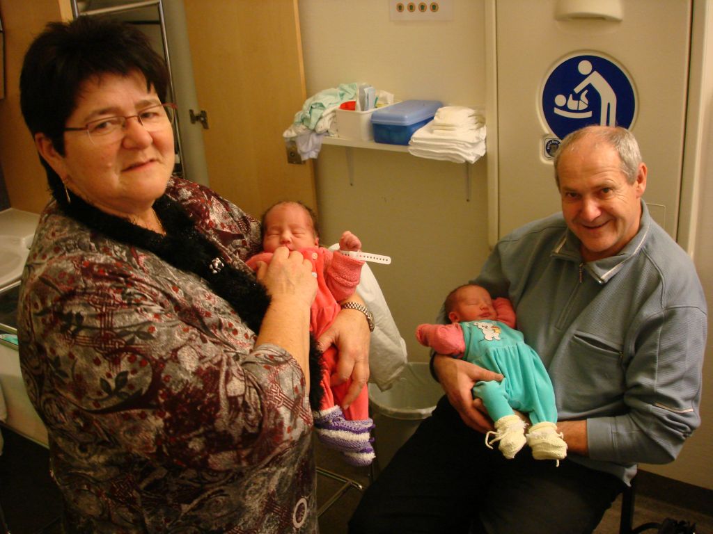 20 Das Grosi und der Grosdaedi beim kennenlernen der beiden.JPG